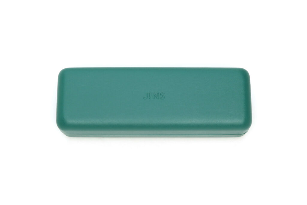 【JINS】新作メガネケースが登場!?メタリックやデニム、異なる表情が楽しめる4種 | CLASSY.[クラッシィ]
