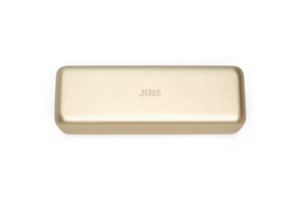【JINS】新作メガネケースが登場!?メタリックやデニム、異なる表情が楽しめる4種 | CLASSY.[クラッシィ]